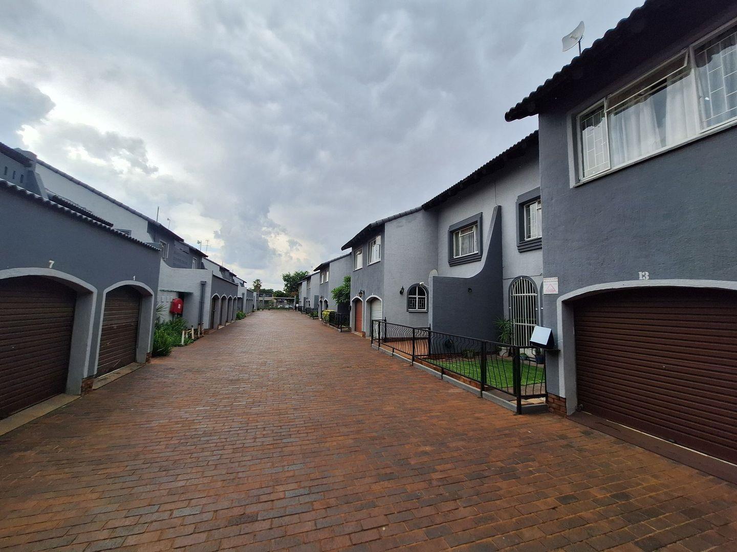 3 Bedroom Townhouse for sale in Potchefstroom Central - P24-116617496