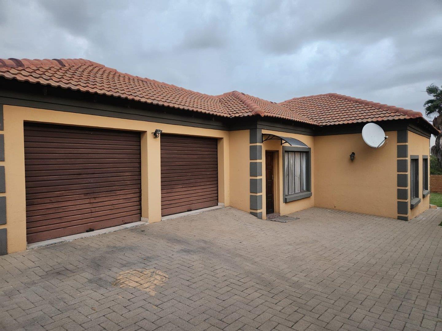 3 Bedroom House for sale in Thatchfield Manor - P24-116618539
