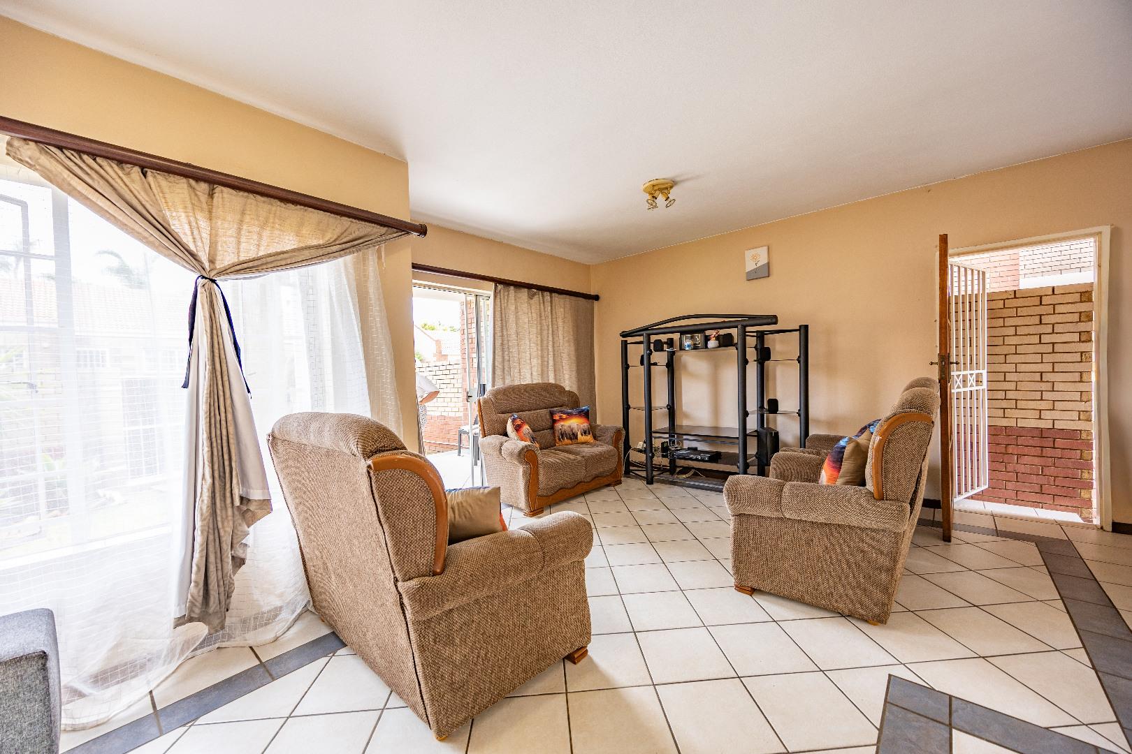 2 Bedroom Townhouse for sale in Moreleta Park - P24-116623957
