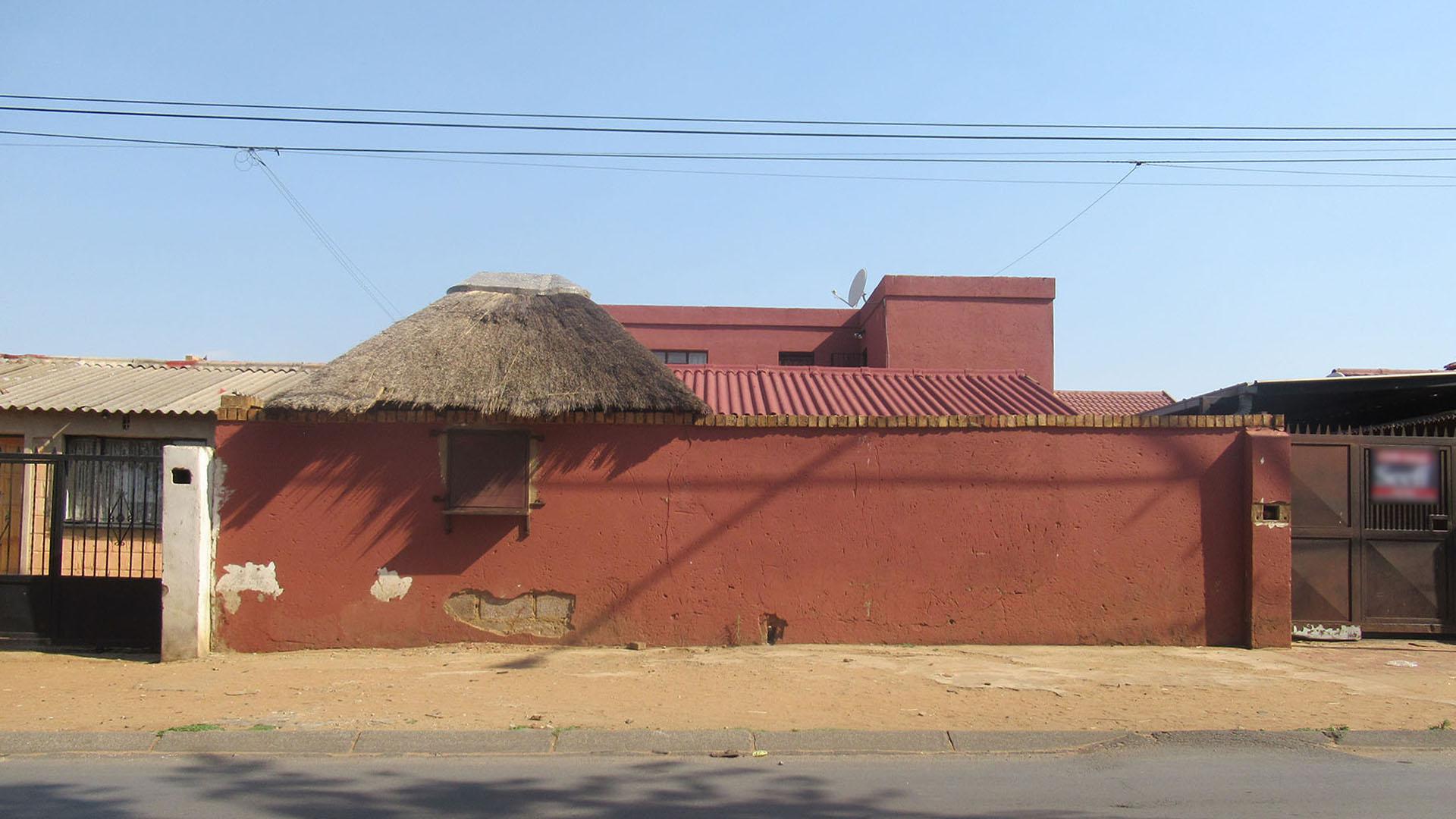 2 Bedroom House for sale in Dobsonville Ext 1 - P24-116625855