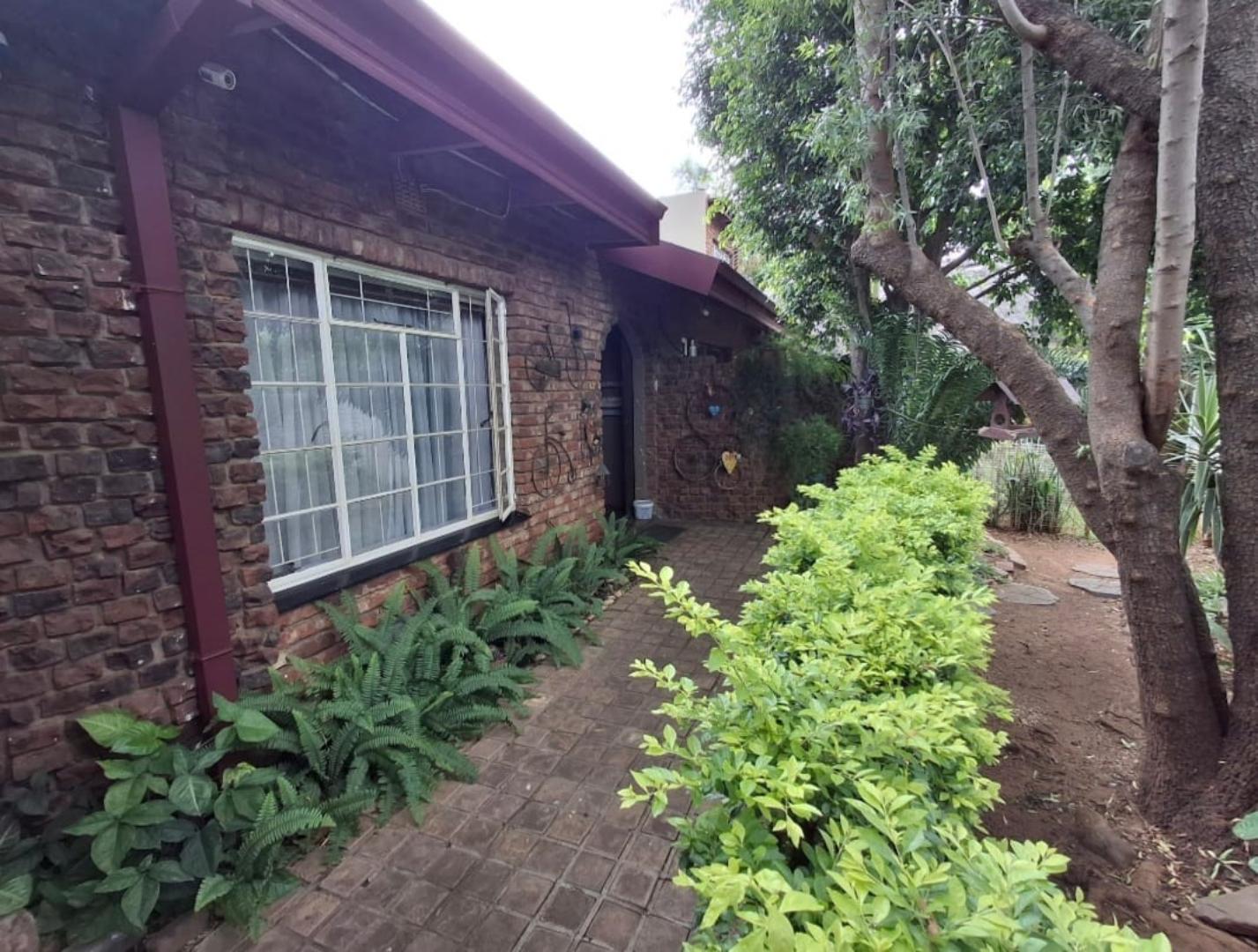 3 Bedroom House for sale in Rustenburg Central - P24-116627614