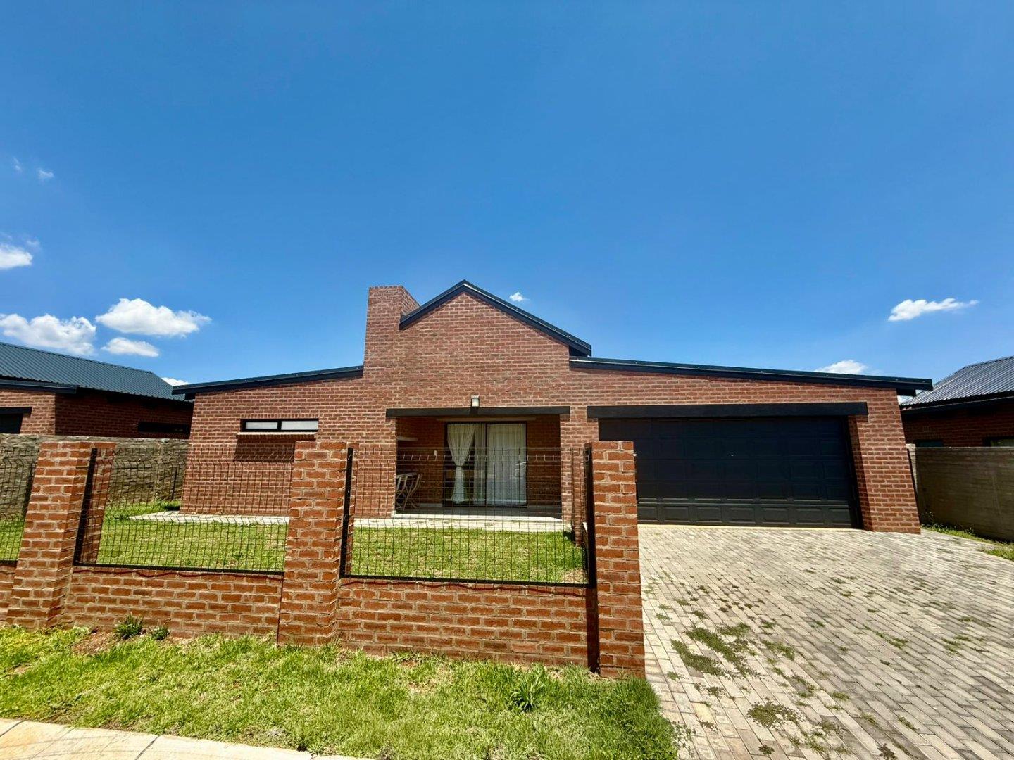 2 Bedroom Townhouse for sale in Waterberry Estate - P24-116627881