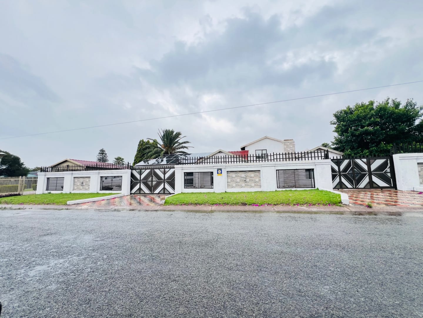 7 Bedroom House for sale in Witbank Central - P24-116629793