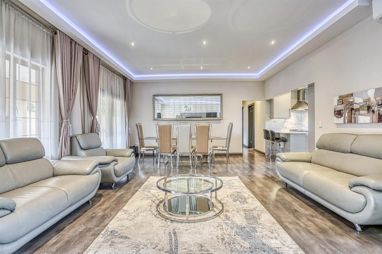 5 Bedroom House for sale in Fourways - P24-116630874