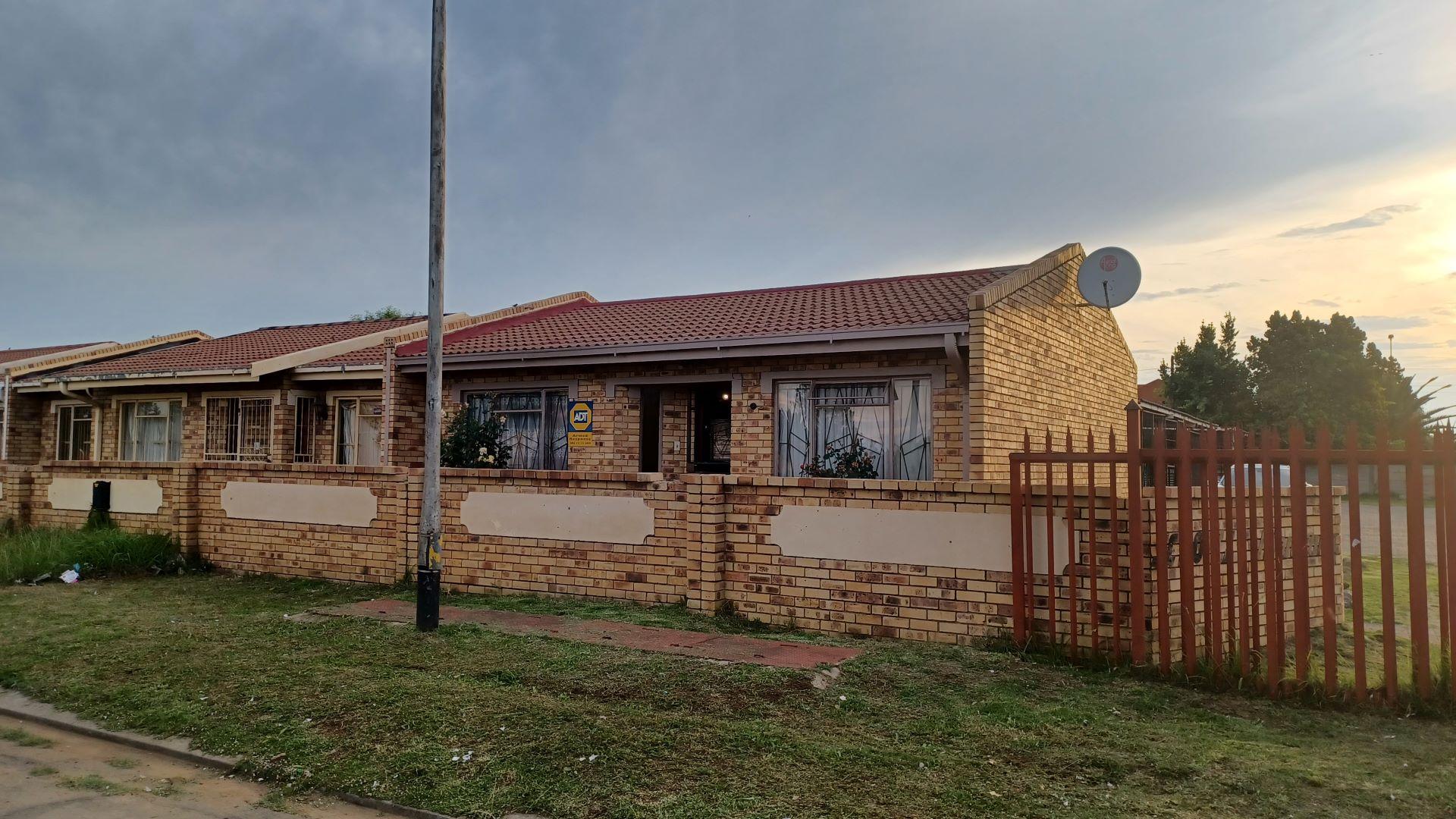 3 Bedroom Townhouse for sale in Heidedal - P24-116631152