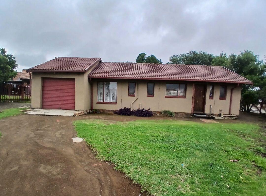 3 Bedroom House for sale in Embalenhle Ext 9 - P24-116632367