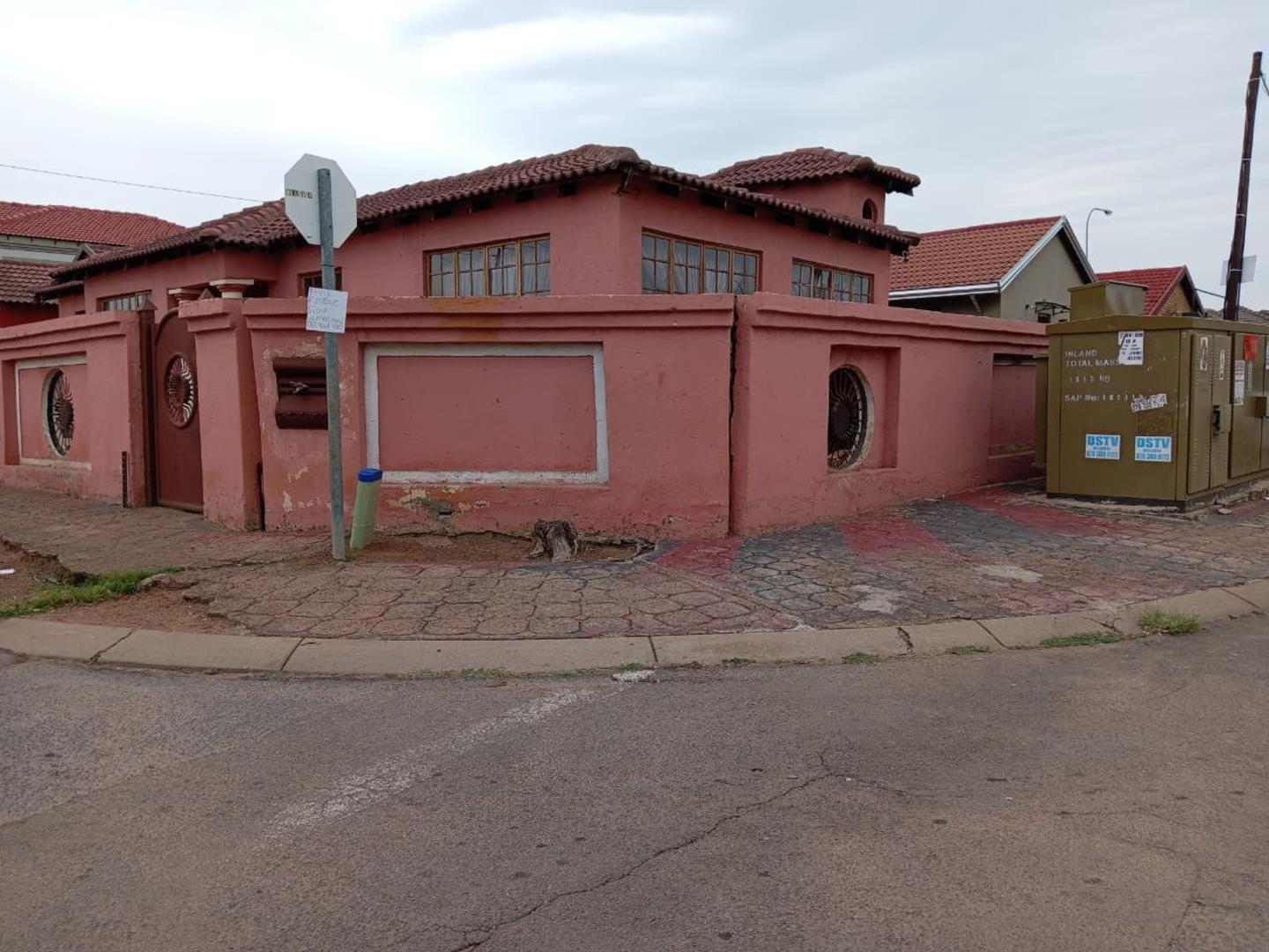 3 Bedroom House for sale in Mabopane - P24-116633088