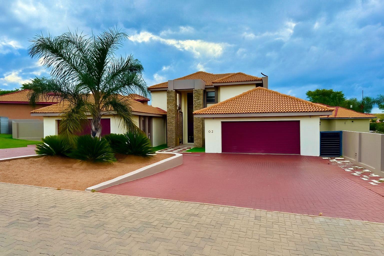 4 Bedroom House for sale in Bankenveld Golf Estate - P24-116637459
