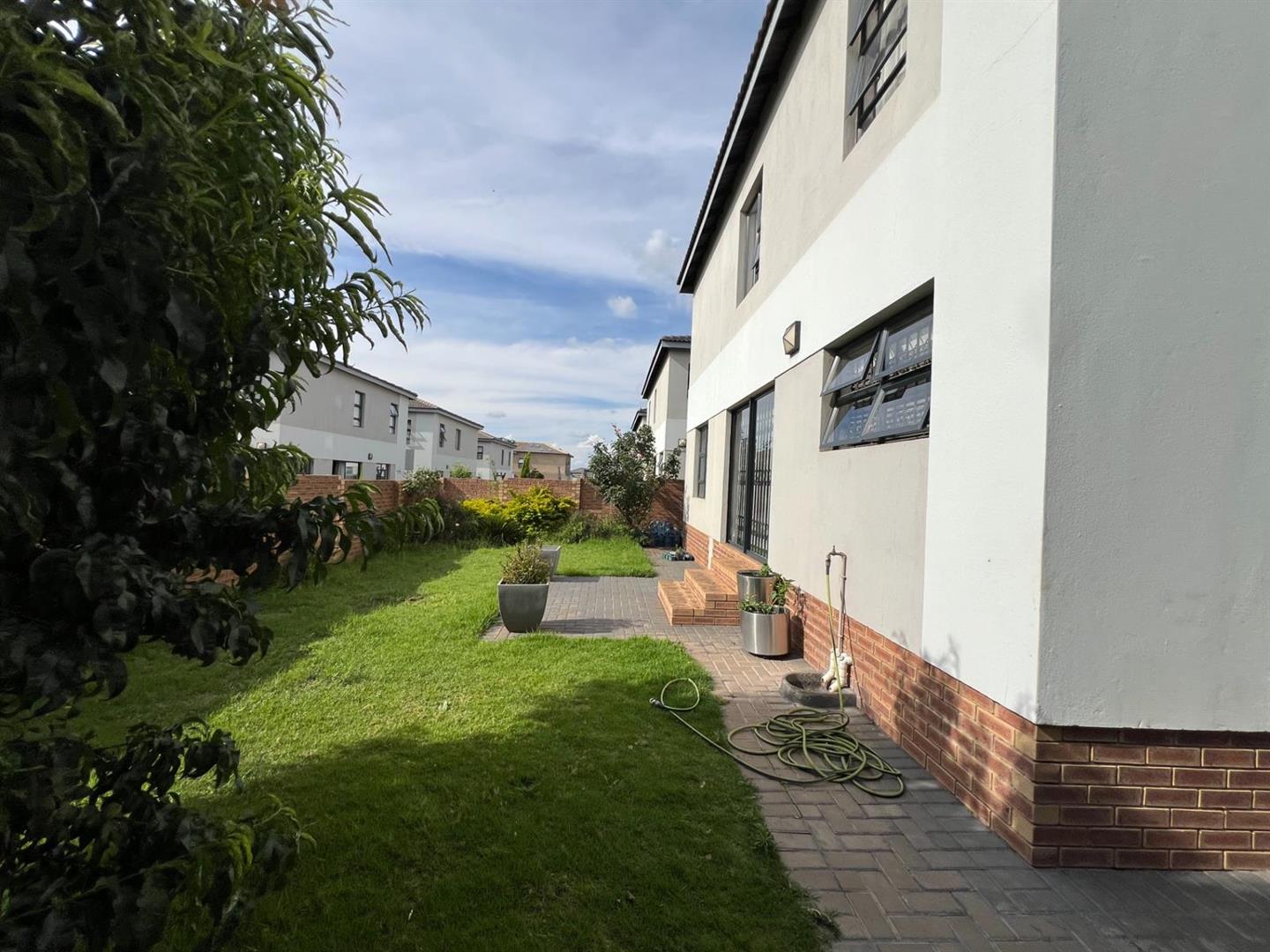3 Bedroom House for sale in Thatchfield Ridge - P24-116638798
