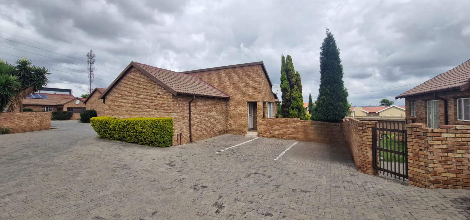 3 Bedroom Townhouse for sale in Kosmosdal - P24-116640238