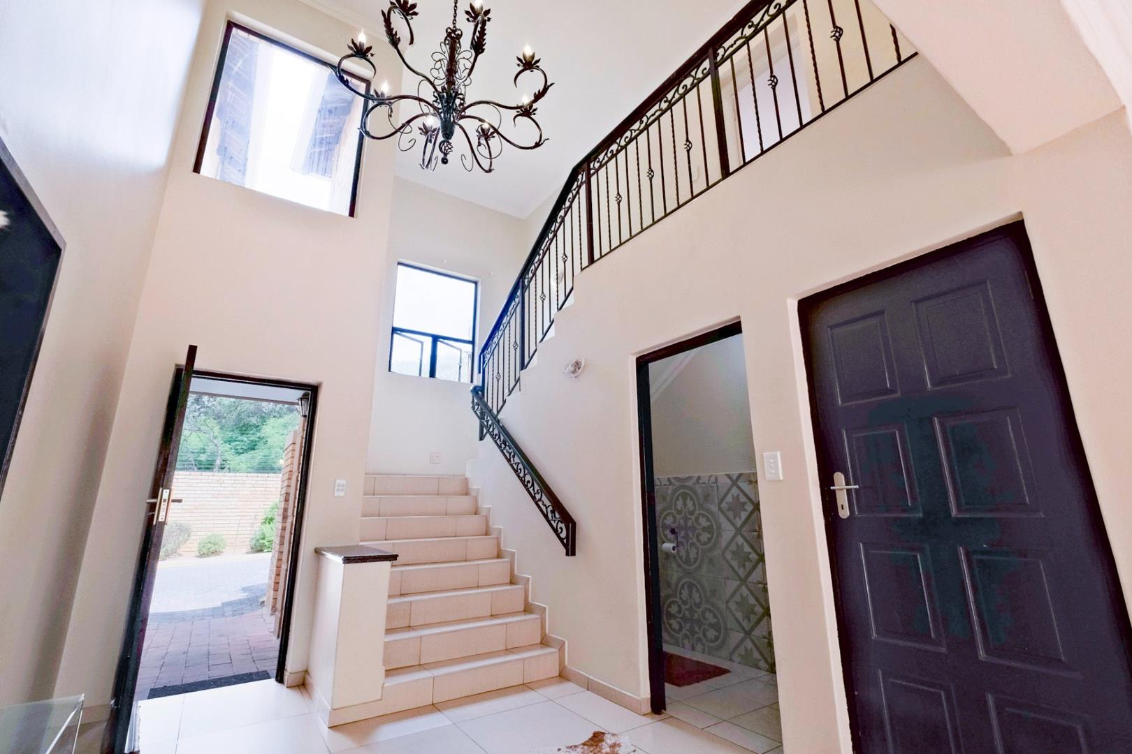 5 Bedroom House for sale in Fourways - P24-116642185
