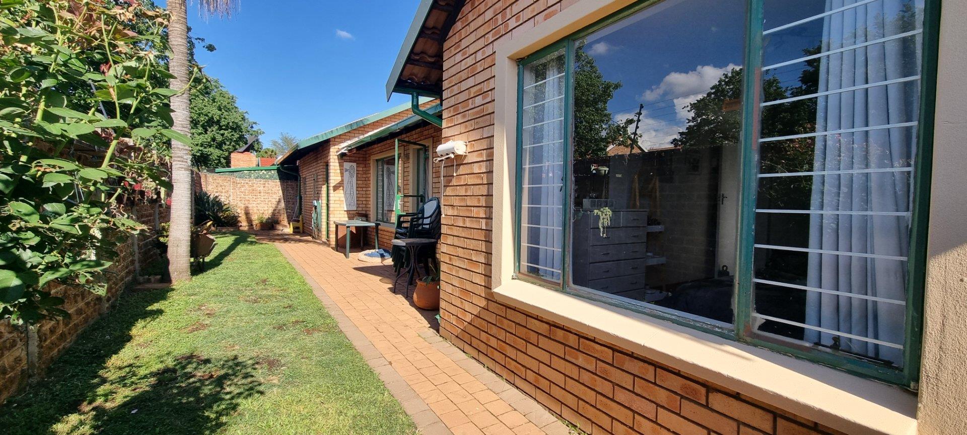 3 Bedroom Townhouse for sale in Pierre Van Ryneveld - P24-116642349