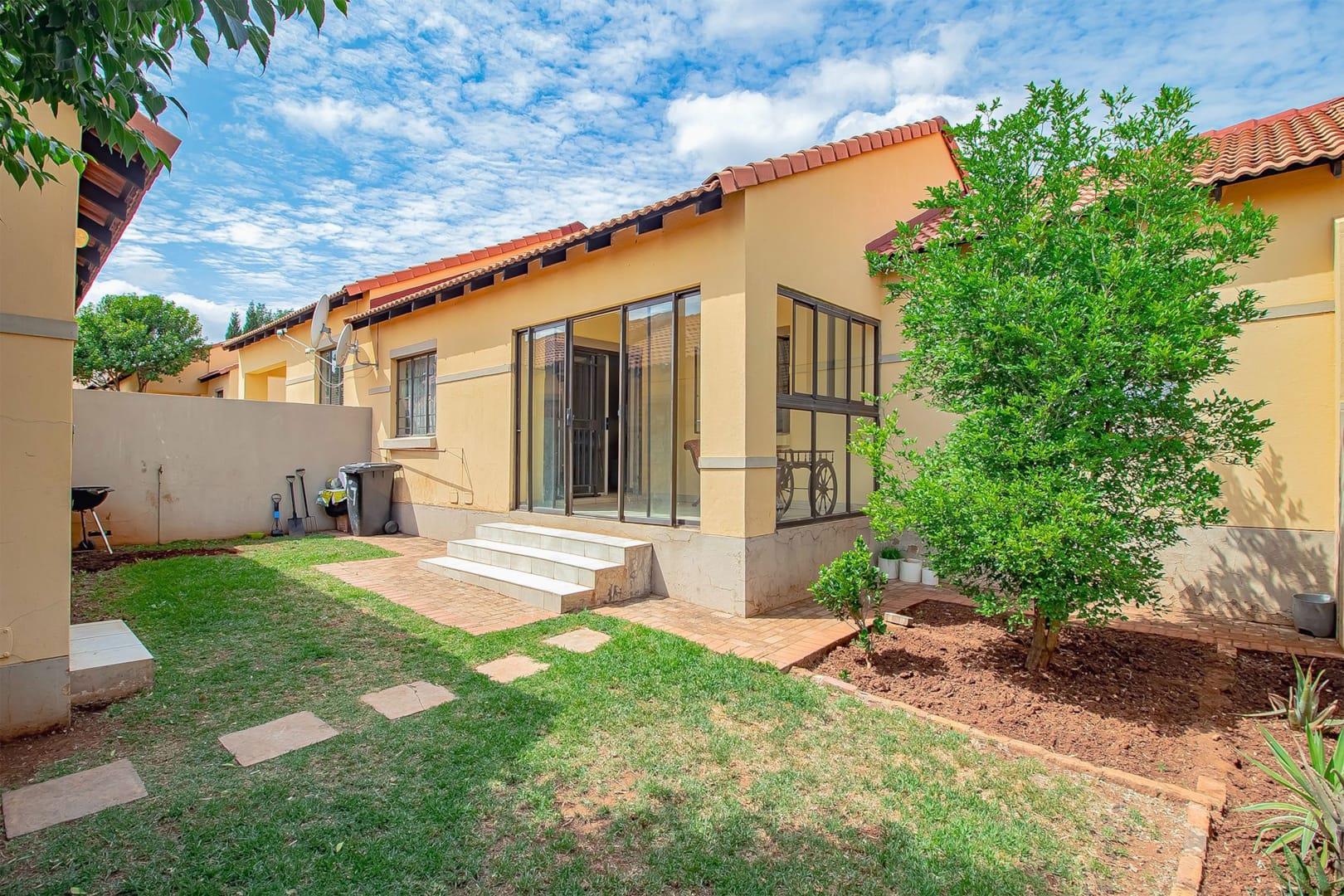 3 Bedroom Townhouse for sale in Mooikloof Ridge - P24-116556353