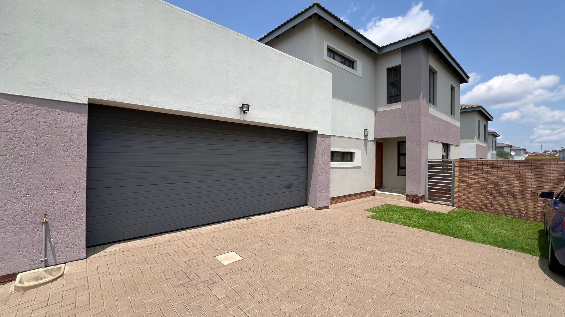 3 Bedroom House for sale in Thatchfield Ridge - P24-116648623