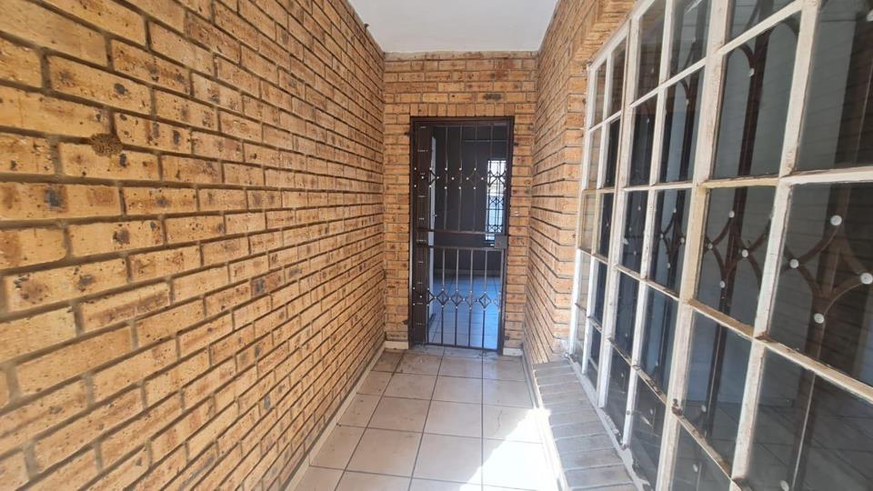2 Bedroom Apartment / flat for sale in Rustenburg Central - 61 ...