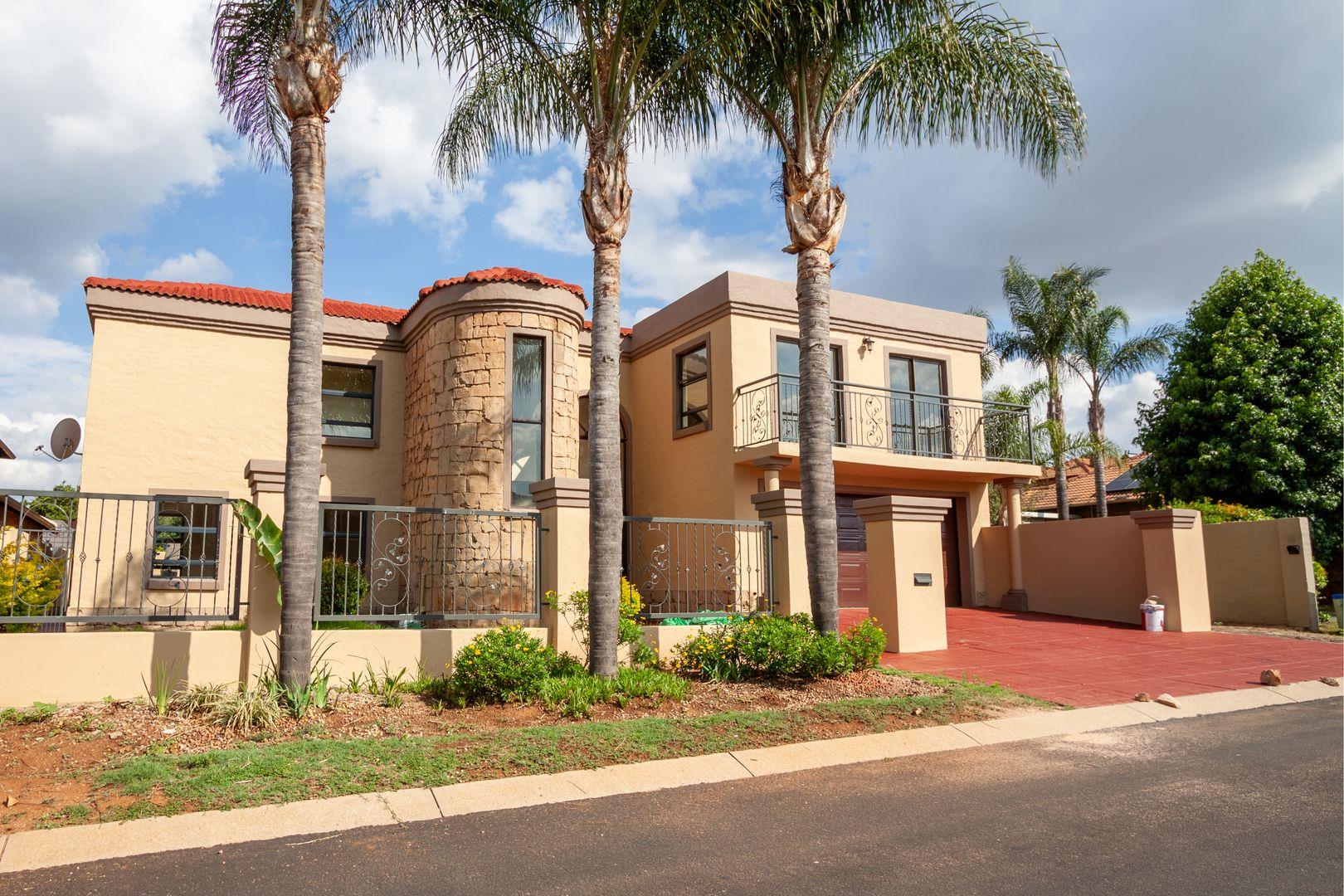 5 Bedroom House for sale in Amberfield - P24-116652523