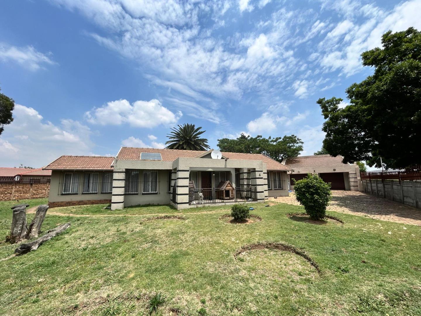 3 Bedroom House for sale in Brakpan Central - P24-116655736