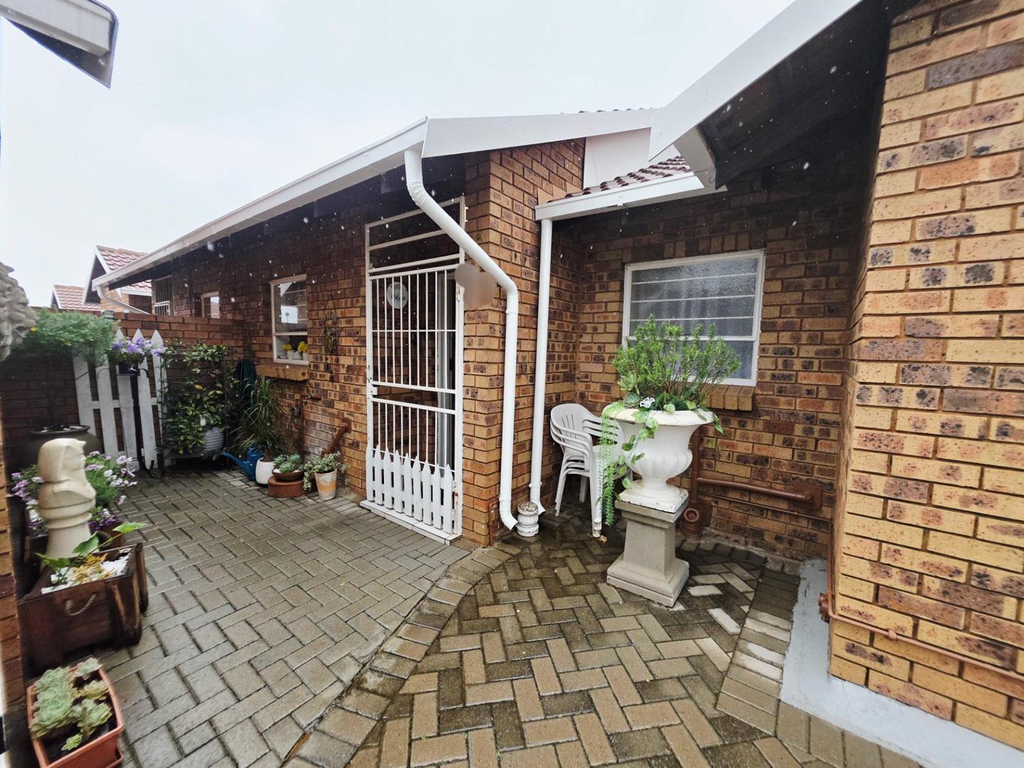 3 Bedroom Townhouse for sale in Witfield - P24-116664690