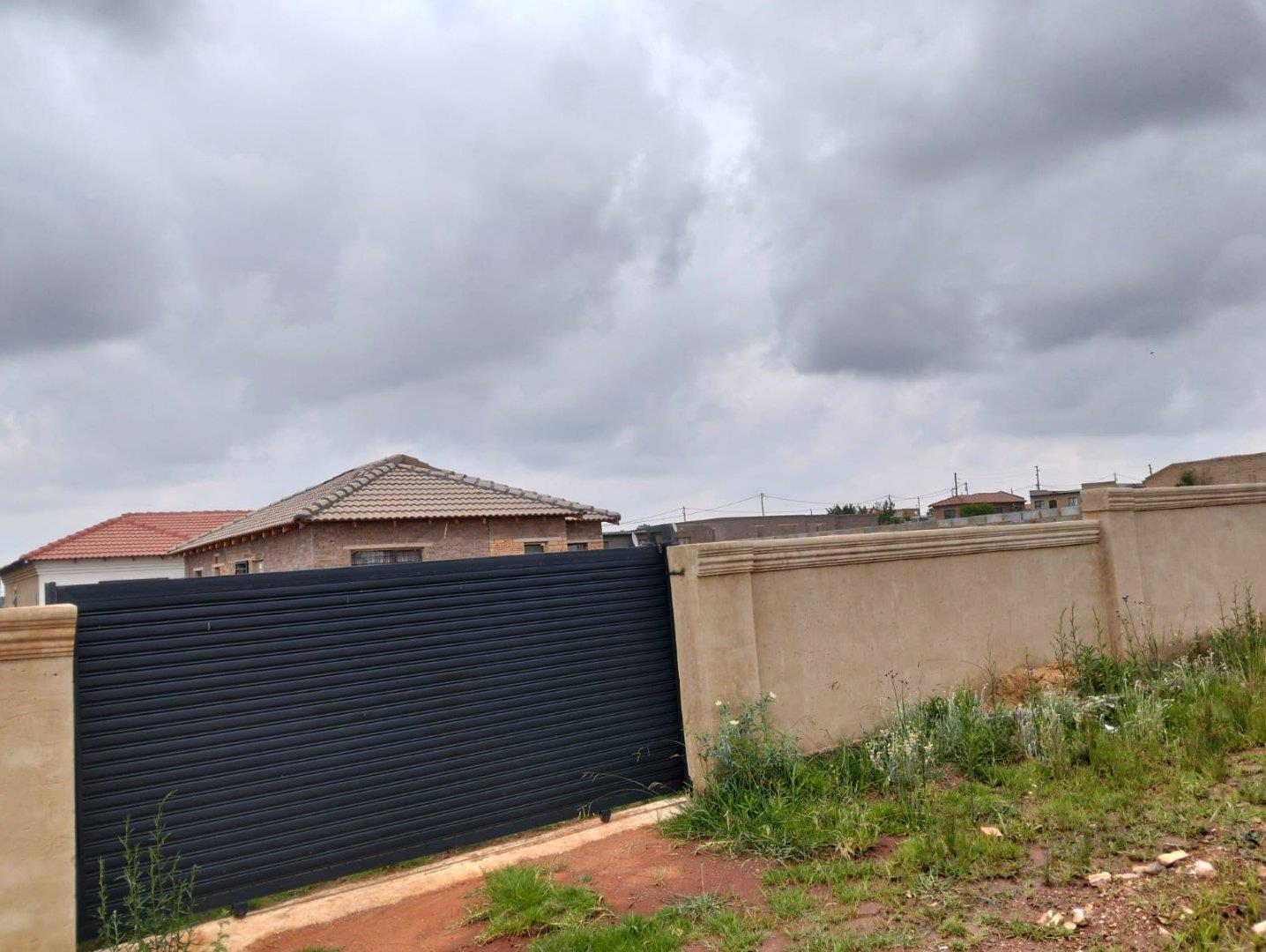 3 Bedroom House for sale in Mohlakeng - P24-116666511