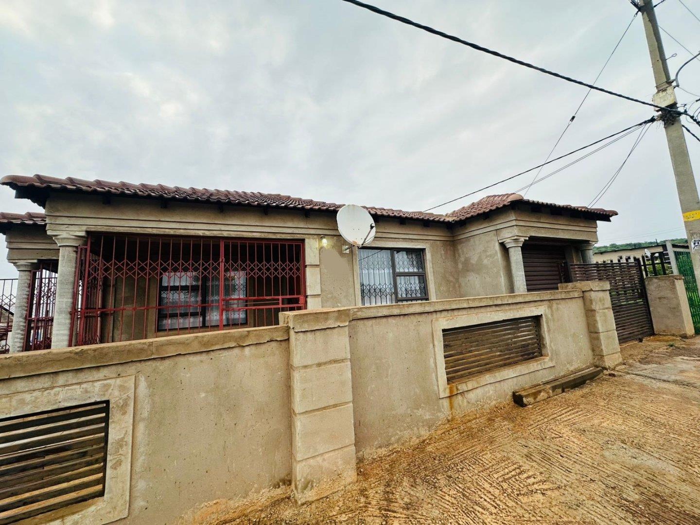 4 Bedroom House for sale in Ikageng - P24-116669579