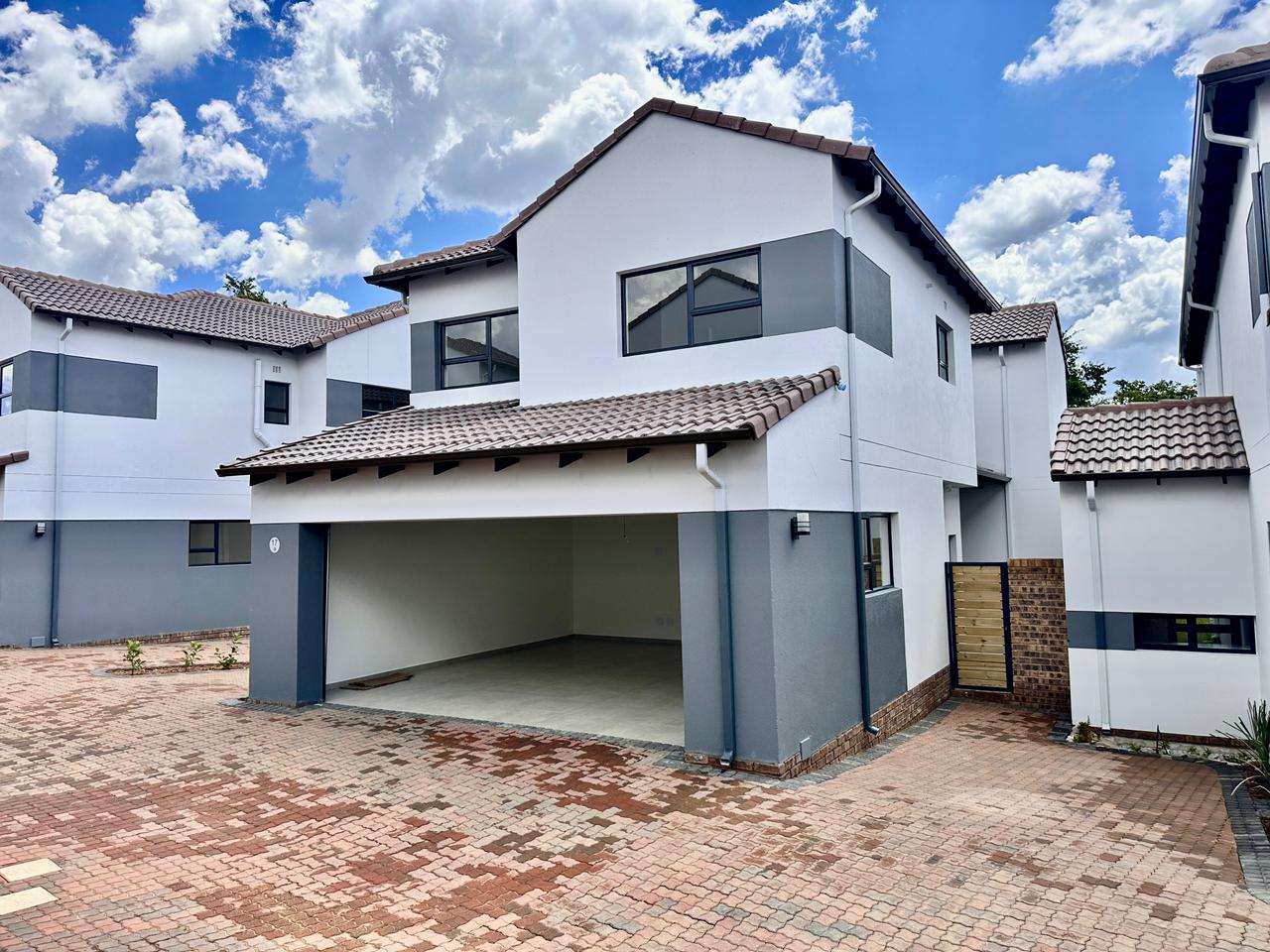 4 Bedroom Townhouse for sale in Ruimsig Country Estate - 90 Altura ...