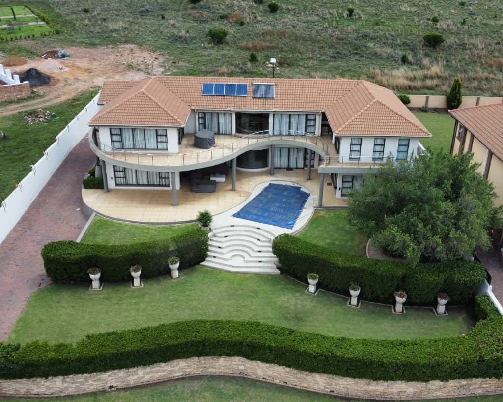 4 Bedroom House for sale in Bankenveld Golf Estate - P24-116650332