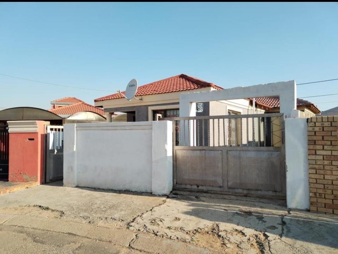 3 Bedroom House for sale in Dobsonville Ext 4 - P24-116676472