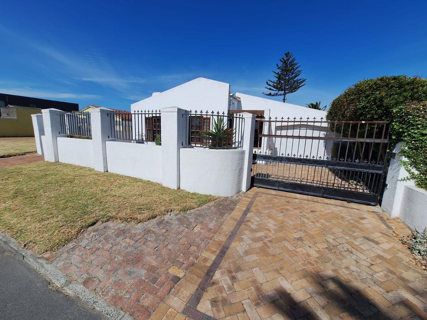 6 Bedroom House for sale in Lotus River - P24-116677584