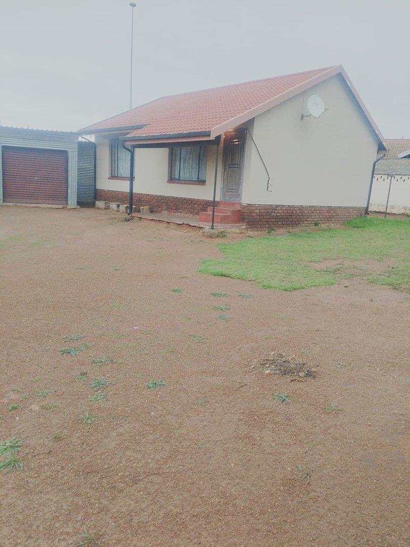 2 Bedroom House for sale in Sebokeng Zone 6 - P24-116682206