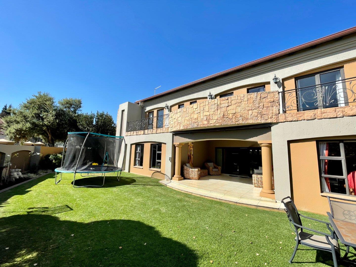 4 Bedroom House for sale in Sunward Park - P24-111355945