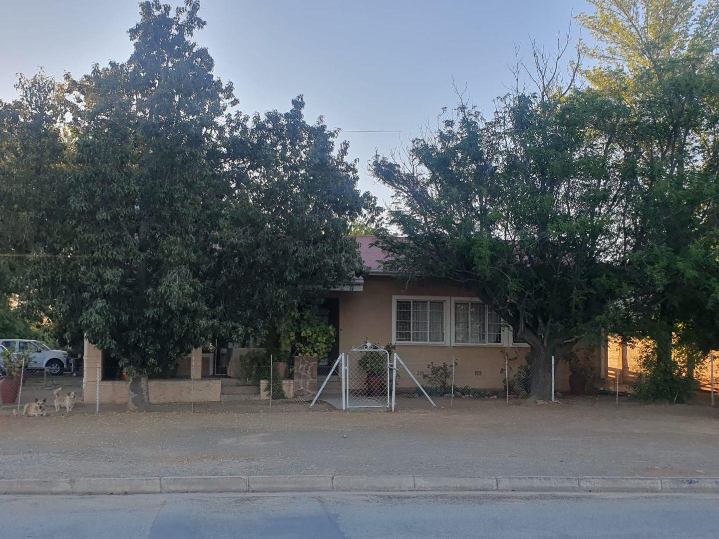 3 Bedroom House for sale in Calvinia - P24-116685820
