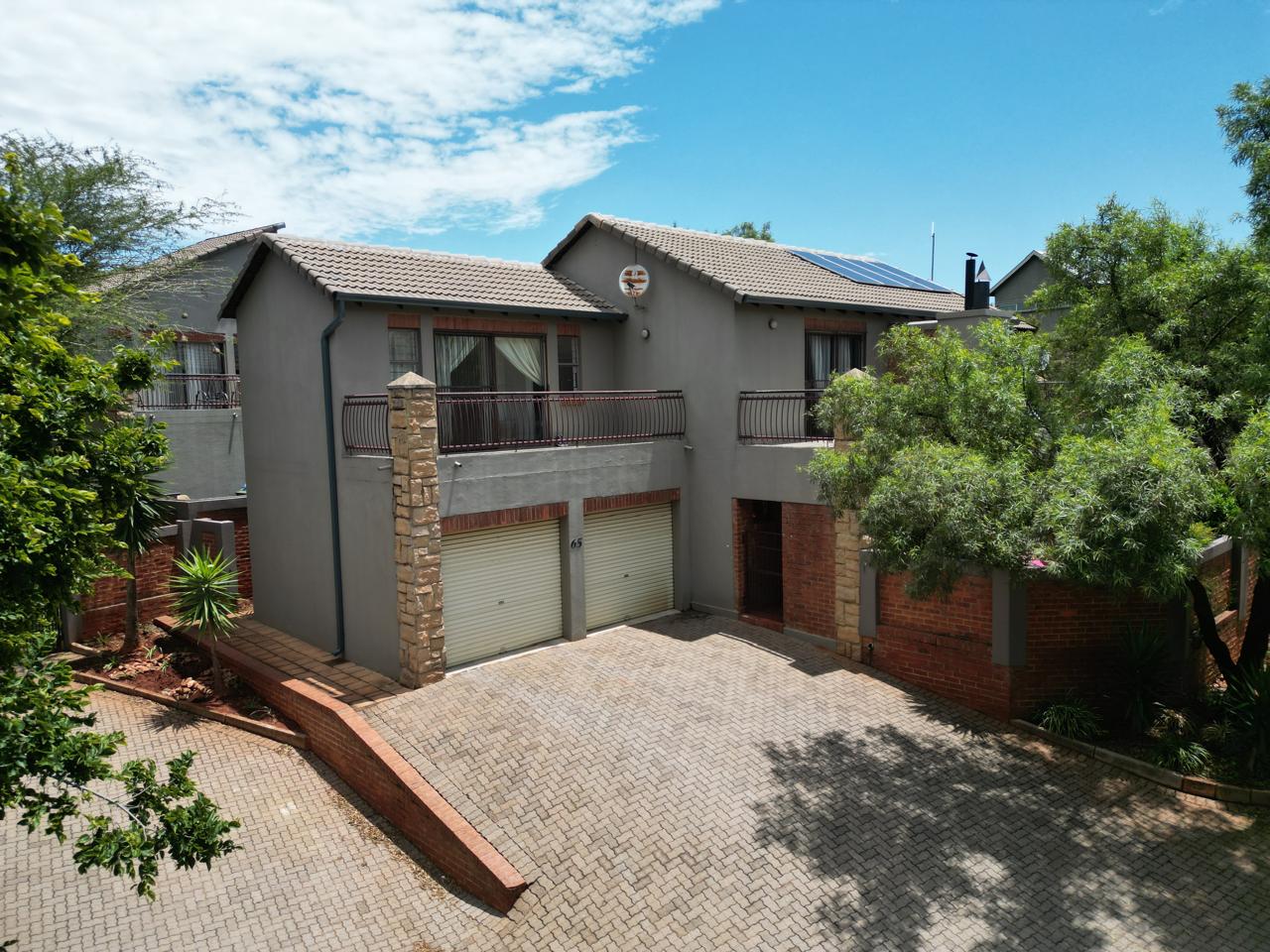 3 Bedroom Townhouse for sale in Sugar Bush Estate - P24-116686892