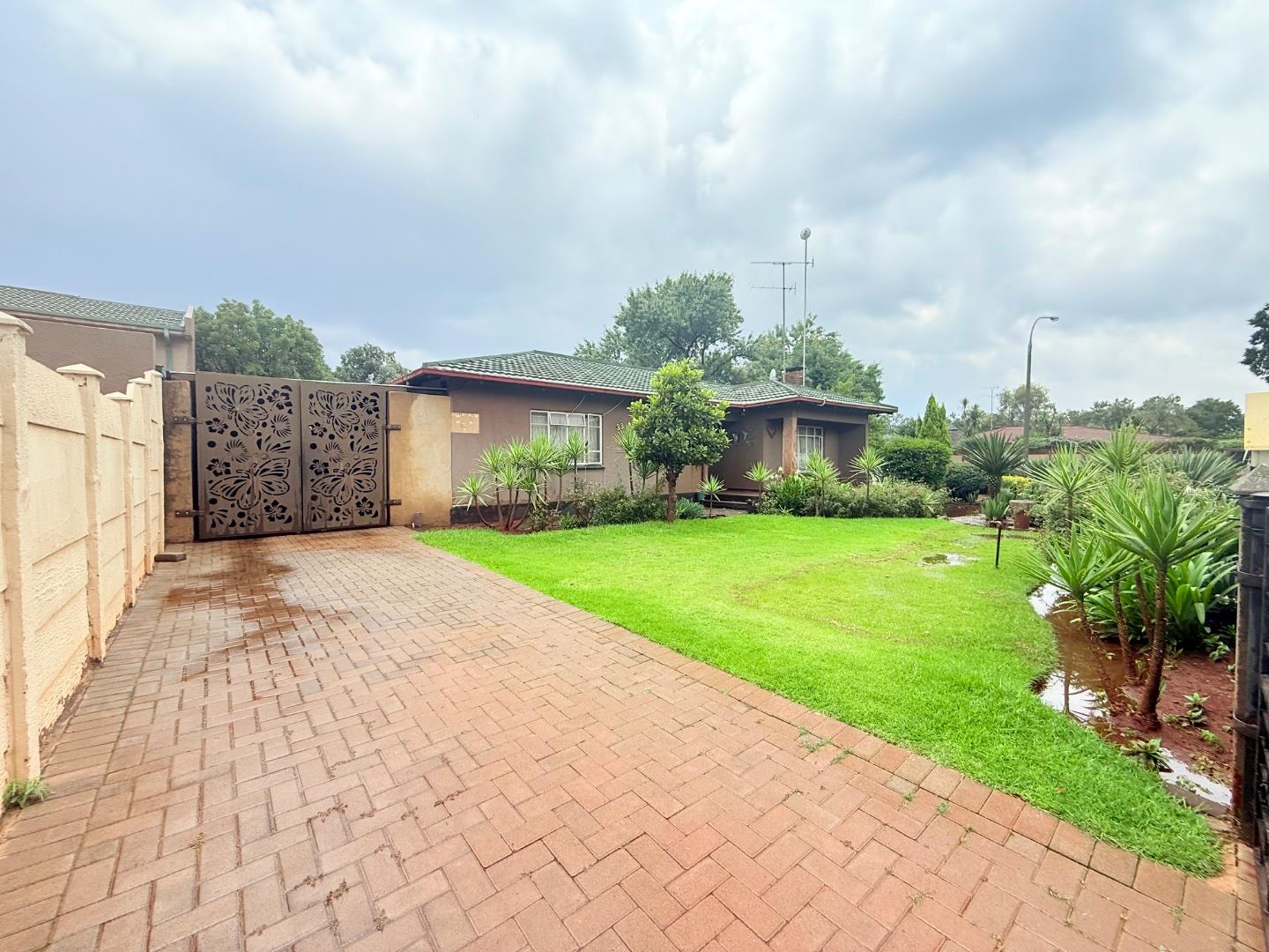 3 Bedroom House for sale in Vanderbijlpark CW 1 - P24-116689394