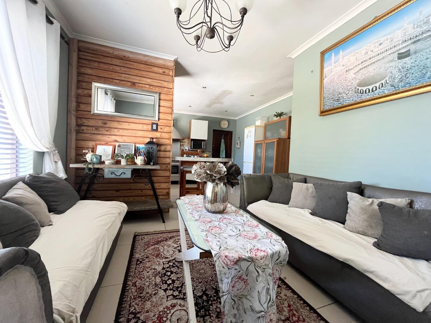2 Bedroom House for sale in Schaapkraal - P24-116692207
