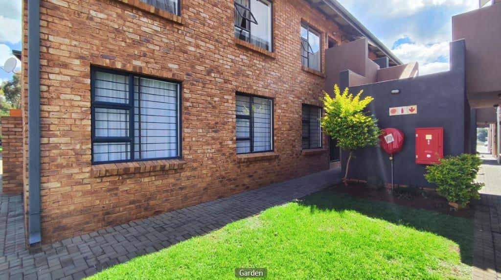 3 Bedroom Townhouse for sale in Albertsdal - P24-116696595