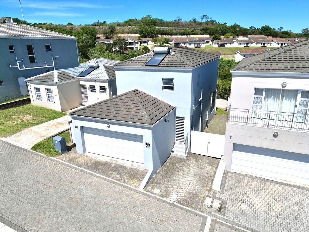 3 Bedroom Townhouse for sale in Nahoon Valley Park - P24-116697011