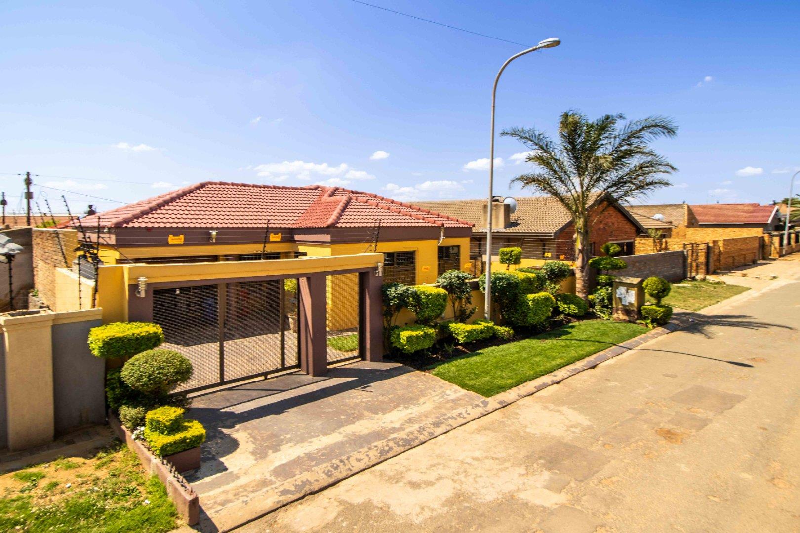 3 Bedroom House for sale in Dobsonville Ext 2 - P24-116699126