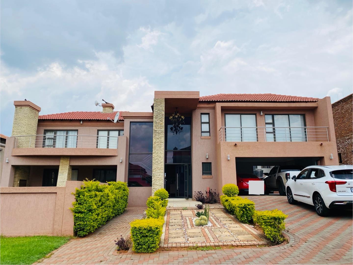 6 Bedroom House for sale in Amandasig - P24-116701207