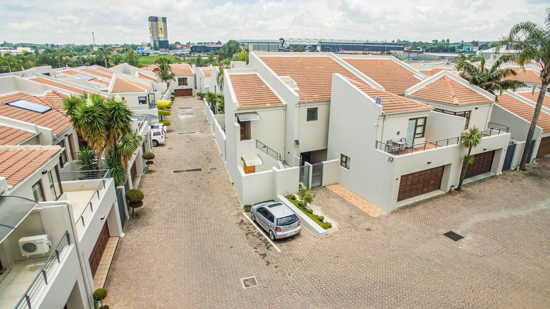 3 Bedroom House for sale in Bedfordview - P24-116704288