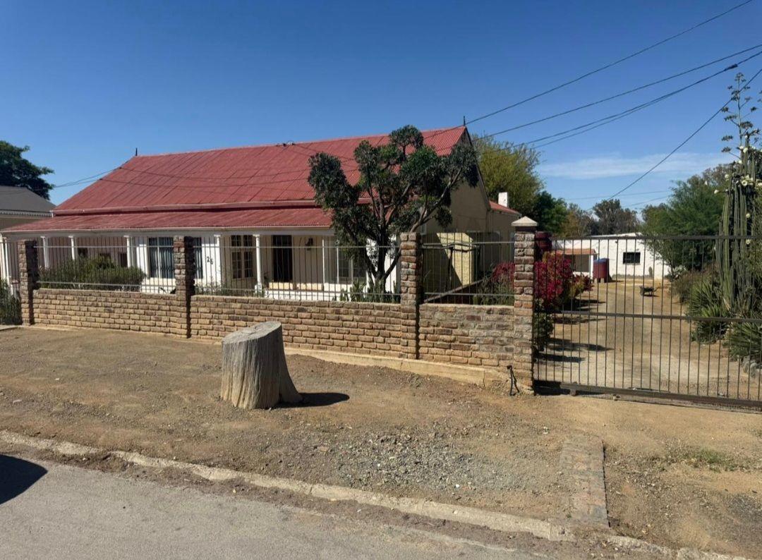 5 Bedroom House for sale in Jansenville - P24-116706341