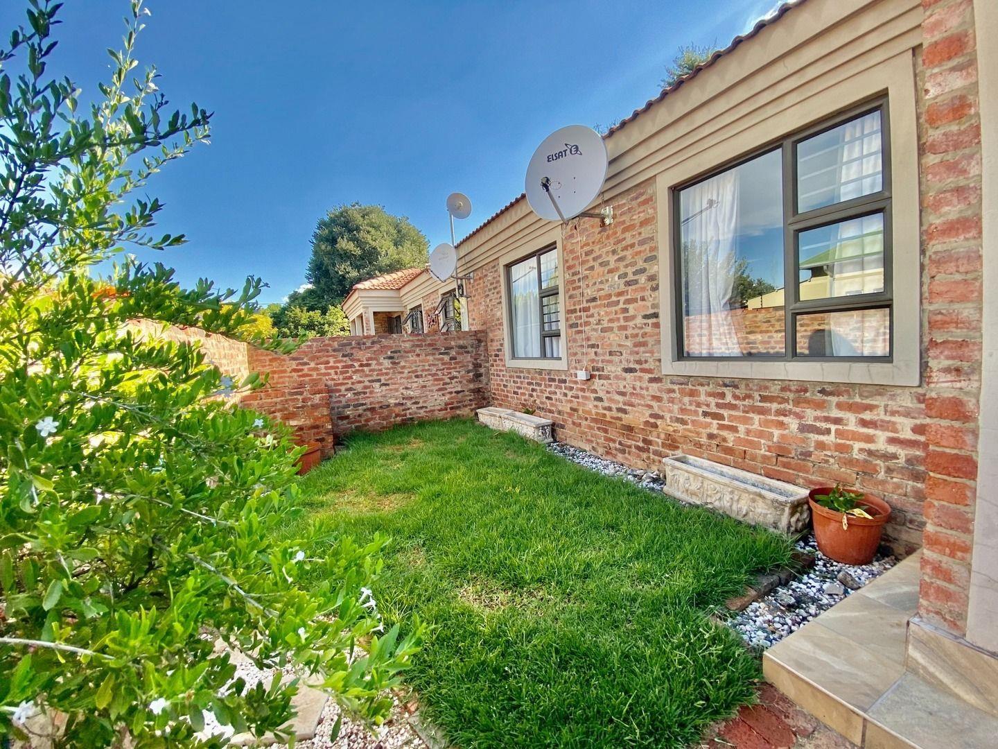2 Bedroom Townhouse for sale in Potchefstroom Central - P24-116706599