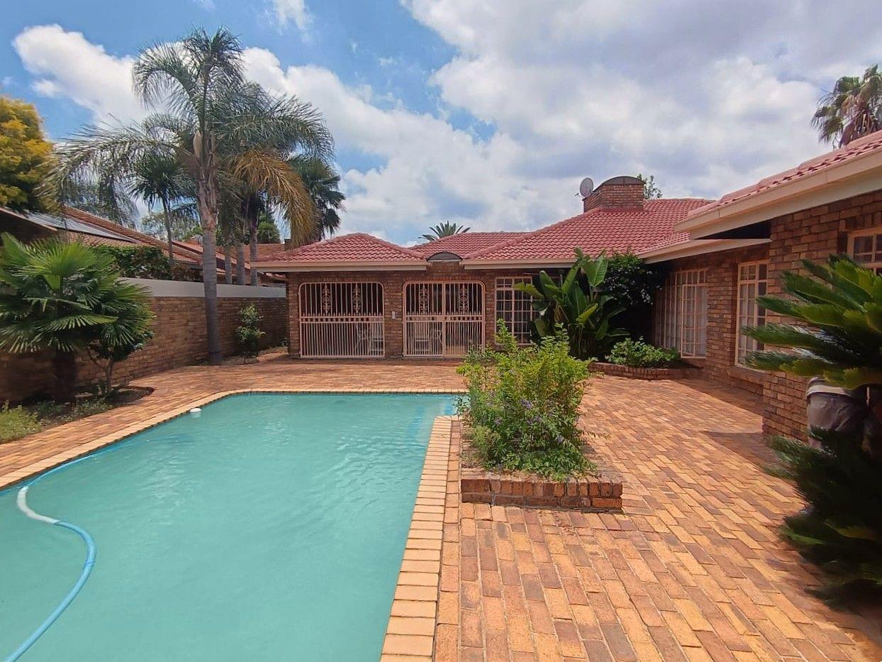 4 Bedroom House for sale in Bartlett - P24-116712135