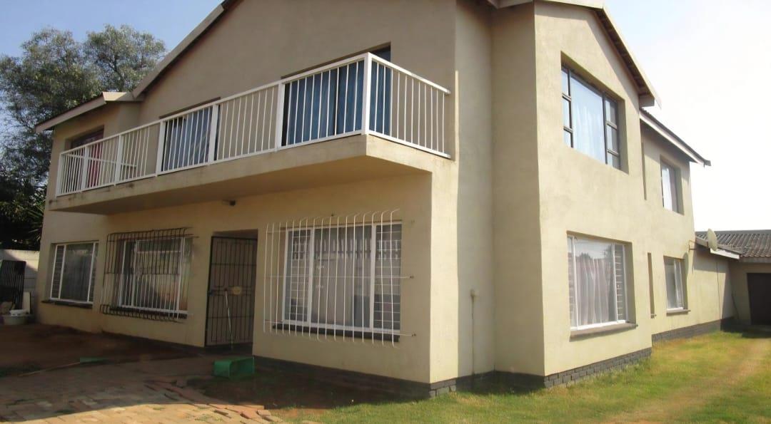 6 Bedroom House for sale in Randfontein Central - P24-116712407