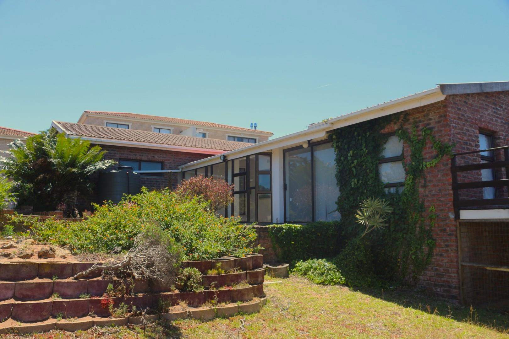 2 Bedroom House for sale in Stilbaai Wes - 28 Ericalaan - P24-116714256