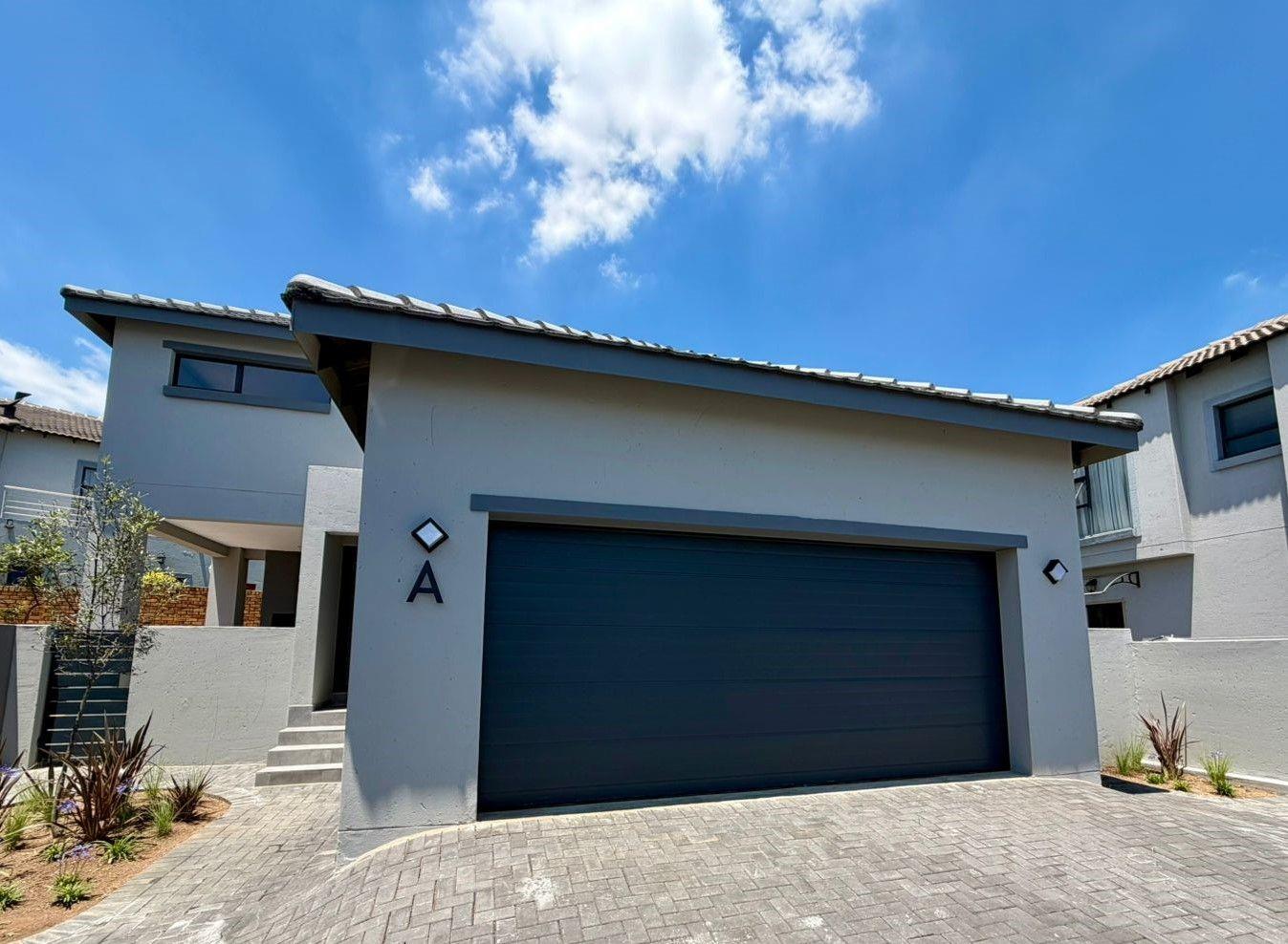 4 Bedroom House for sale in Thatchfield Hills - P24-116715088