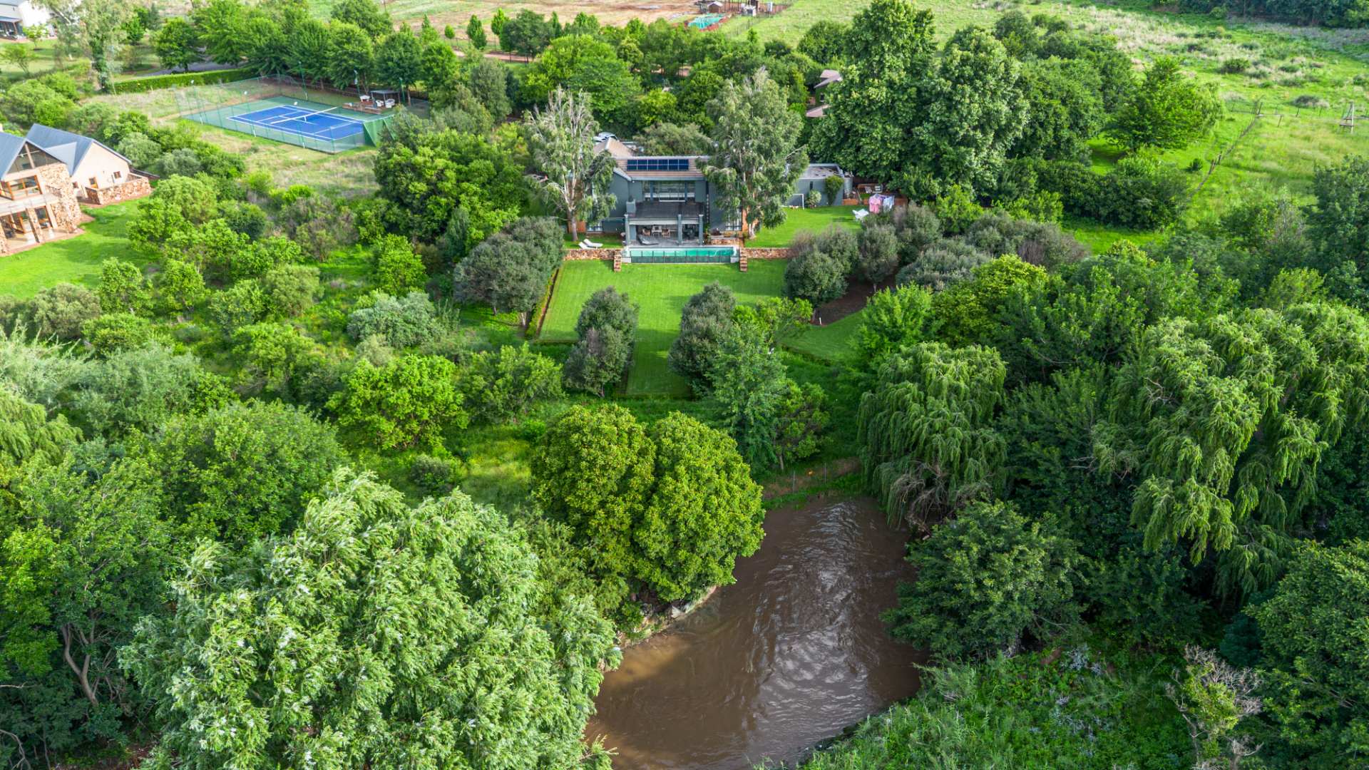 4 Bedroom House for sale in Twin Rivers Estate - P24-116716204