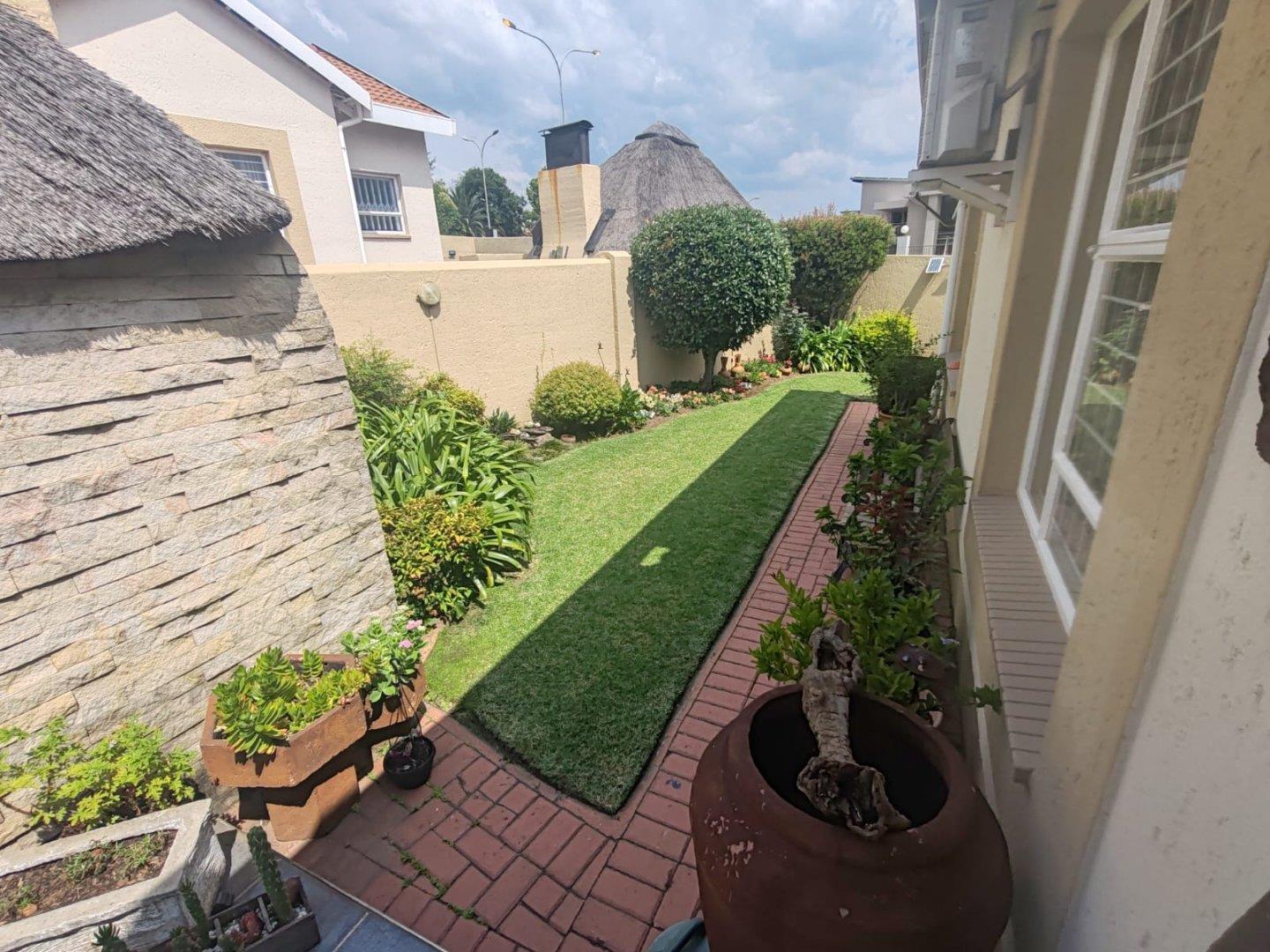3 Bedroom Townhouse for sale in Vanderbijlpark SE 3 - P24-116716294