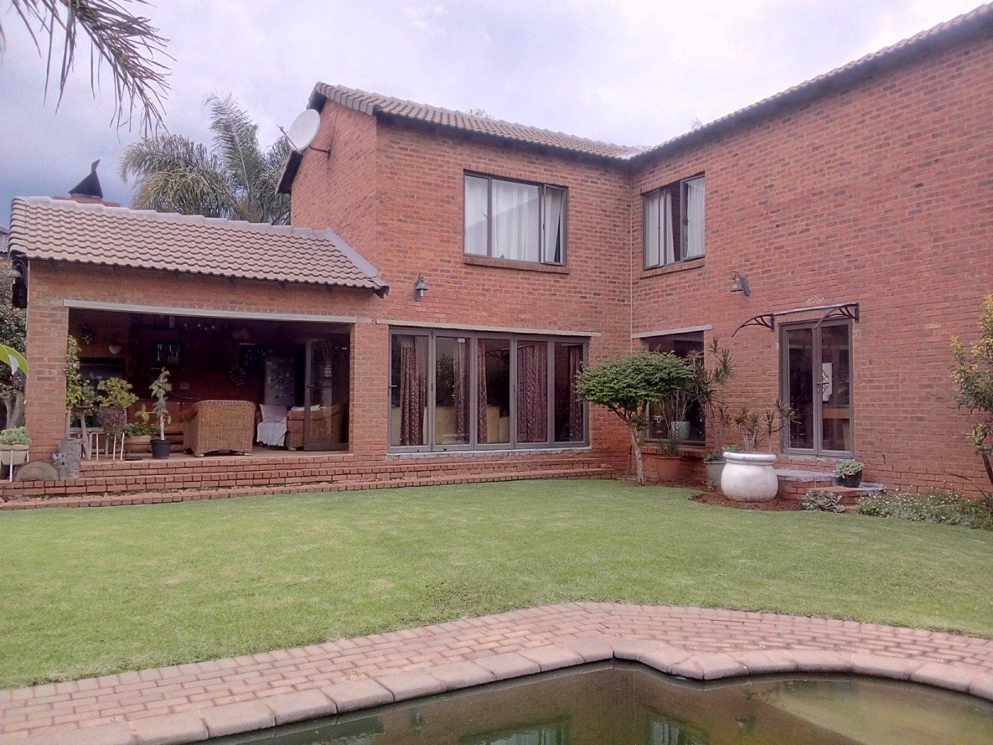 5 Bedroom House for sale in Monavoni - P24-116716998