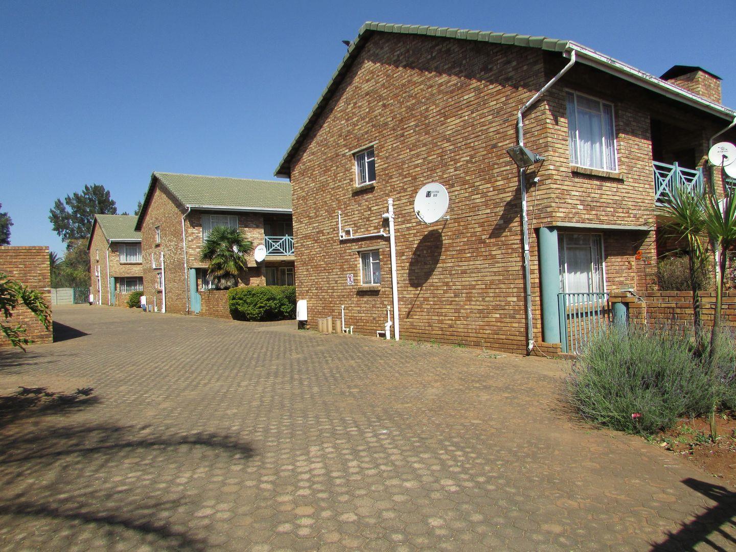 2 Bedroom Townhouse for sale in Westonaria - P24-116721636