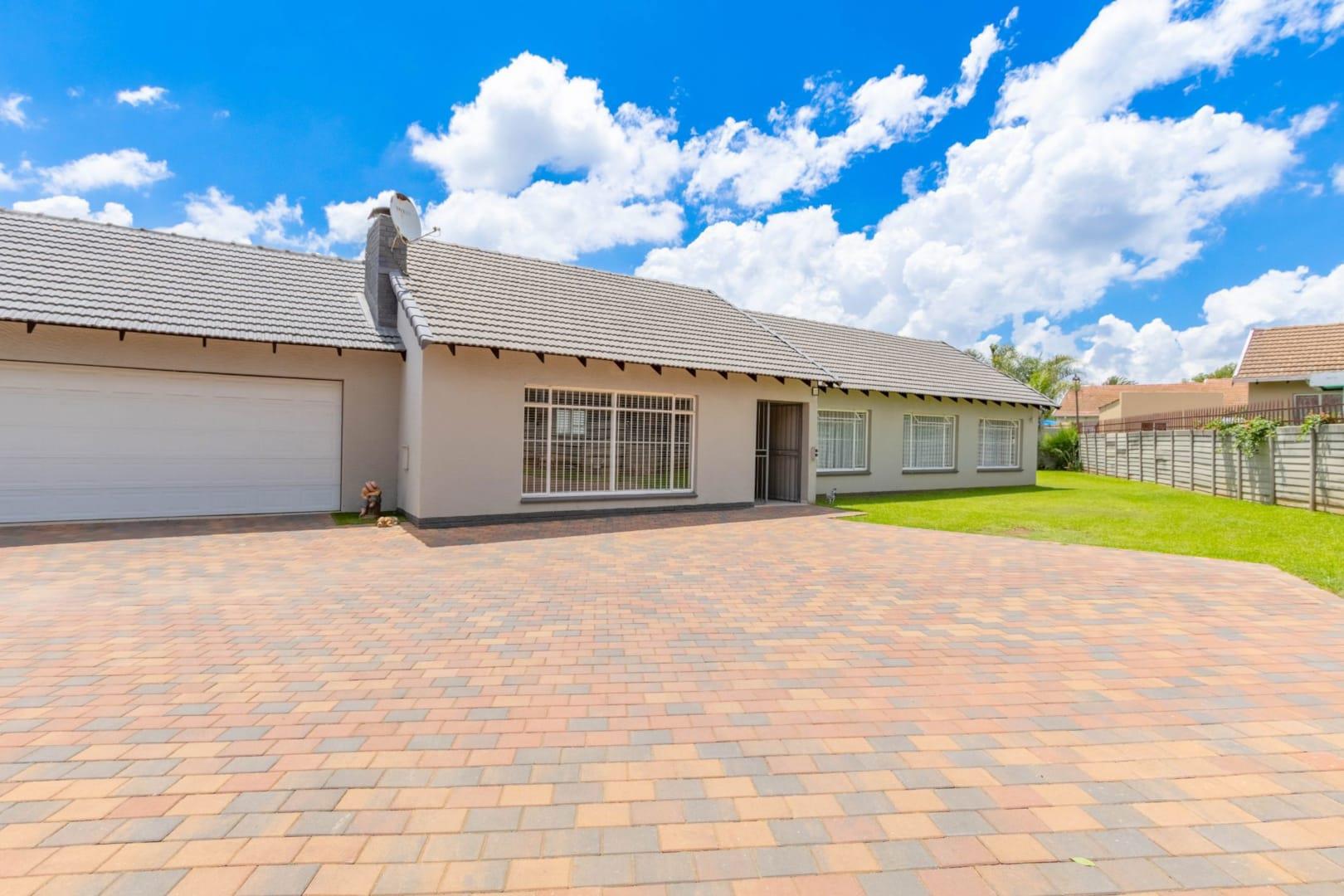 3 Bedroom House for sale in Farrarmere - P24-116722966